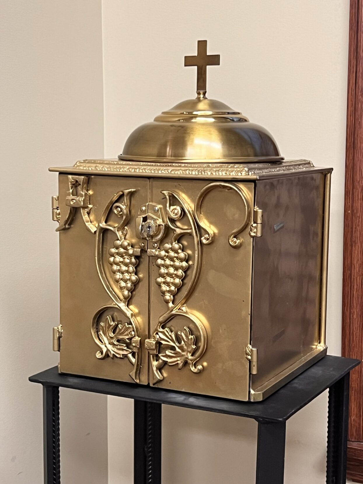 Behind the altar | East Tennessee Catholic